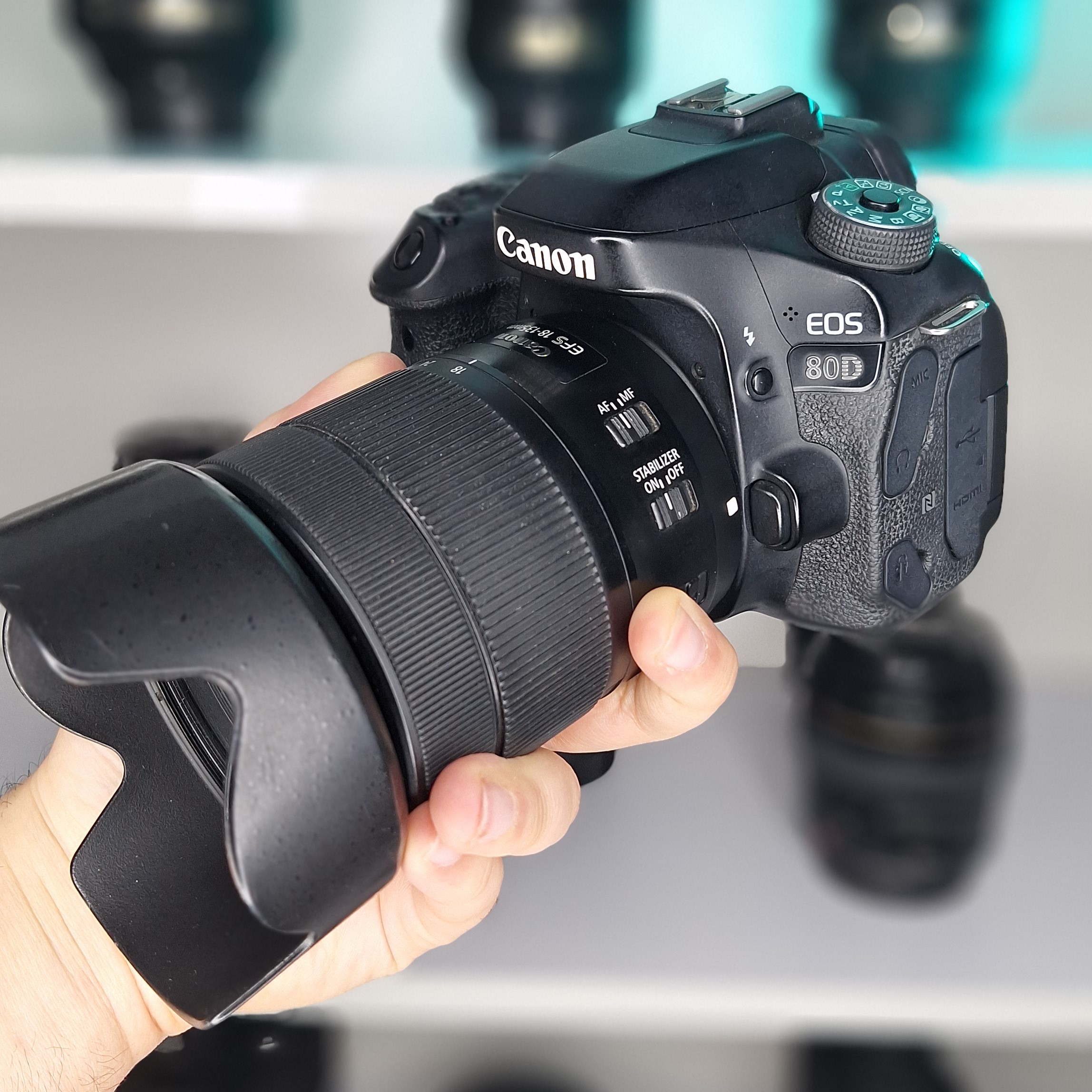 دوربین Canon 80D دست دوم همراه لنز 135-18 میلی متر | سرزمین دوربین